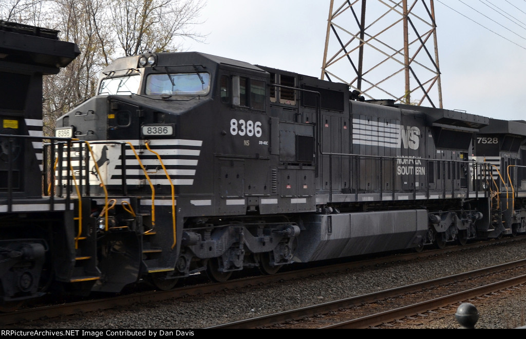 NS C40-8W 8386 trails on 20E